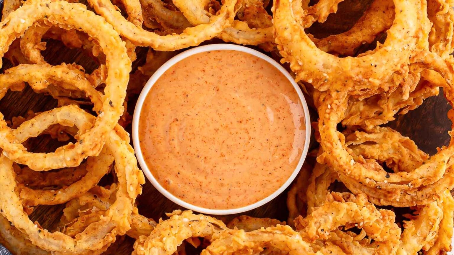 Crispy Onion Rings with Dipping Sauce – Easy Party Appetizer