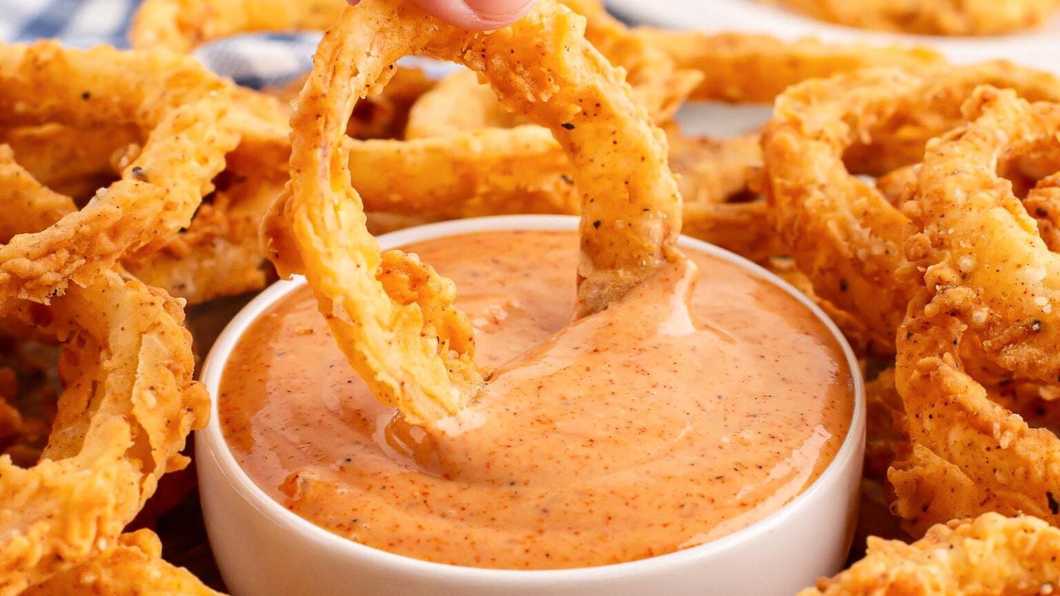 Crispy Onion Rings with Dipping Sauce – Easy Party Appetizer