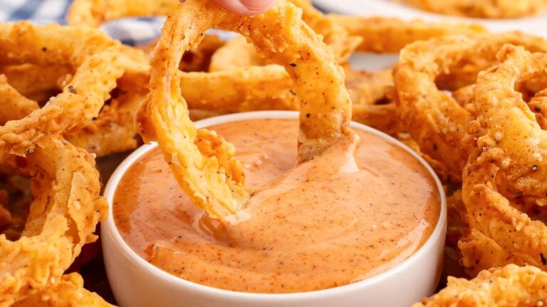 Crispy Onion Rings with Dipping Sauce – Easy Party Appetizer